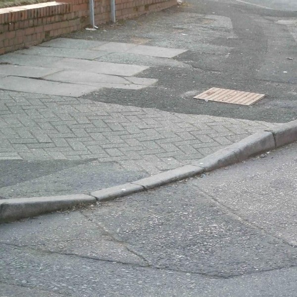 Dropper Kerb Right Hand HB - BN 125 x 255/150mm DR1 Ref RK4300020